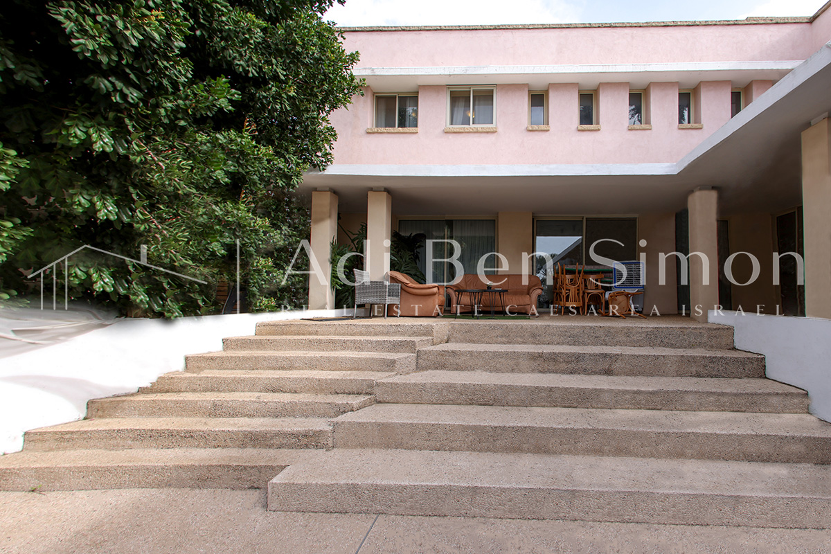 In a pastoral neighborhood on a dead-end street on a plot of 1250 ...