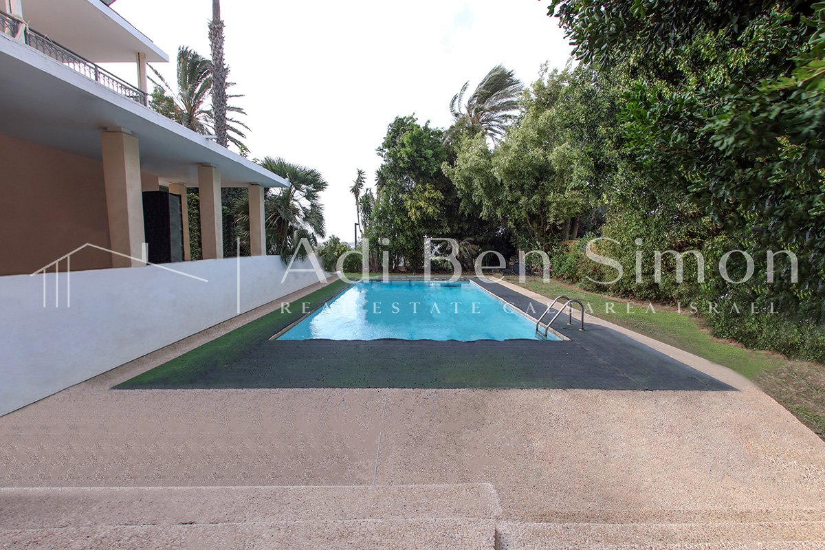 In a pastoral neighborhood on a dead-end street on a plot of 1250 ...